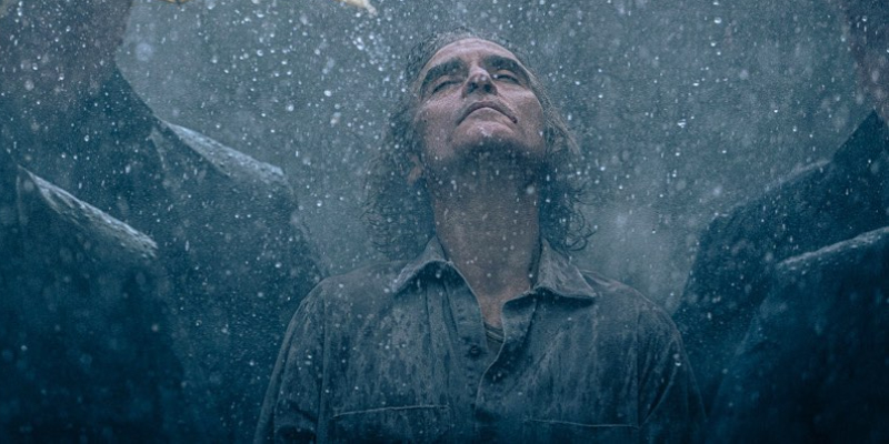Joaquin Phoenix tiene un momento bajo la lluvia en nueva imagen de ...